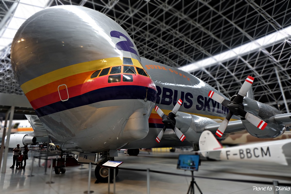 Planeta Dunia: Aeroscopia: un Museo aeronáutico de aviones legendarios ...