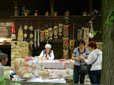 LA MULTI ANI, ROMANIA!: Diverse obiecte de artizanat comercializate la ...