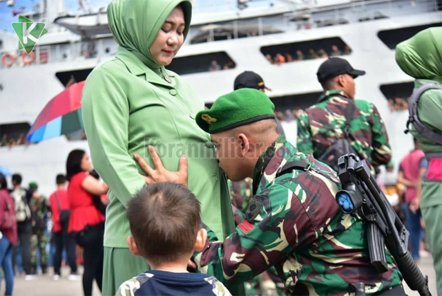 10 Momen Haru Prajurit TNI Tinggalkan Keluarga Demi Tugas Negara 10 Momen Haru Prajurit TNI Tinggalkan Keluarga Demi Tugas Negara