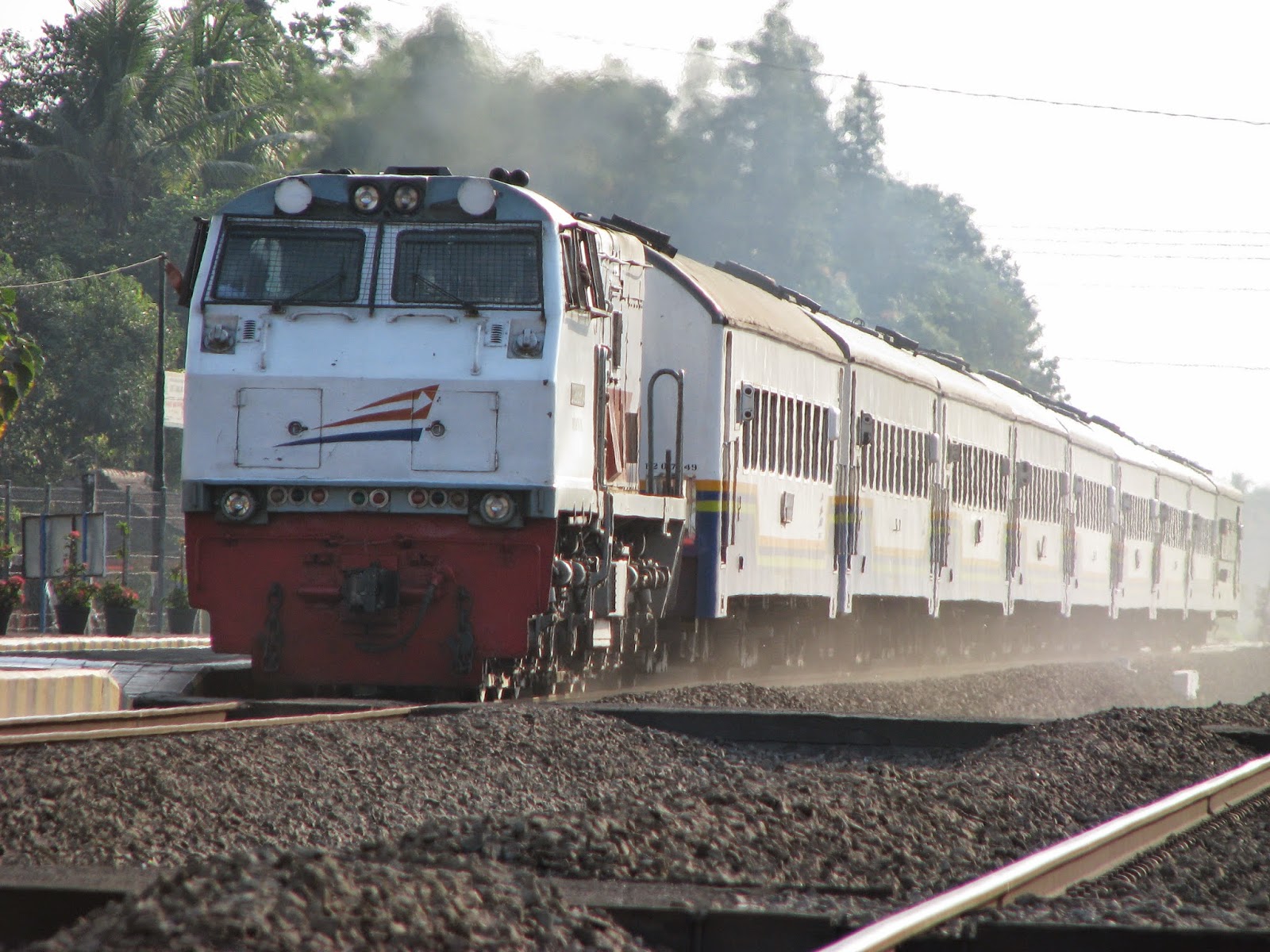 Kereta Api Indonesia: Rangkaian Kereta Api Fajar Utama Yogyakarta ...