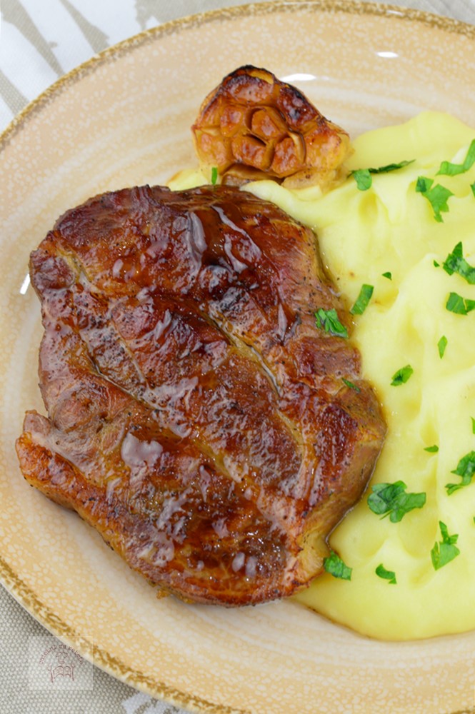 Ceafa de porc la cuptor, cu vin si usturoi - CAIETUL CU RETETE