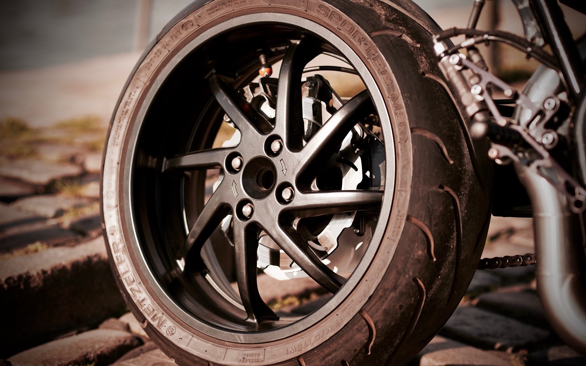 Readers rides: Elb Customs XJR - Inazuma café racer