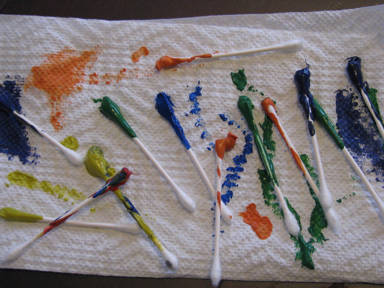 Making Merry Memories: Q-tip Polka-dot Painting