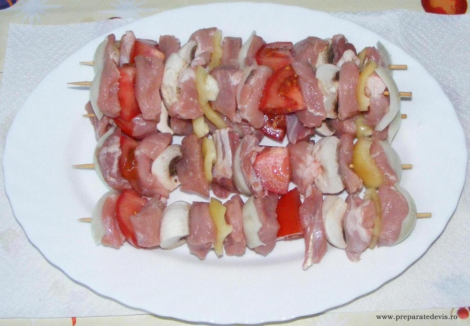 Frigarui de porc cu ciuperci | Preparatedevis.ro