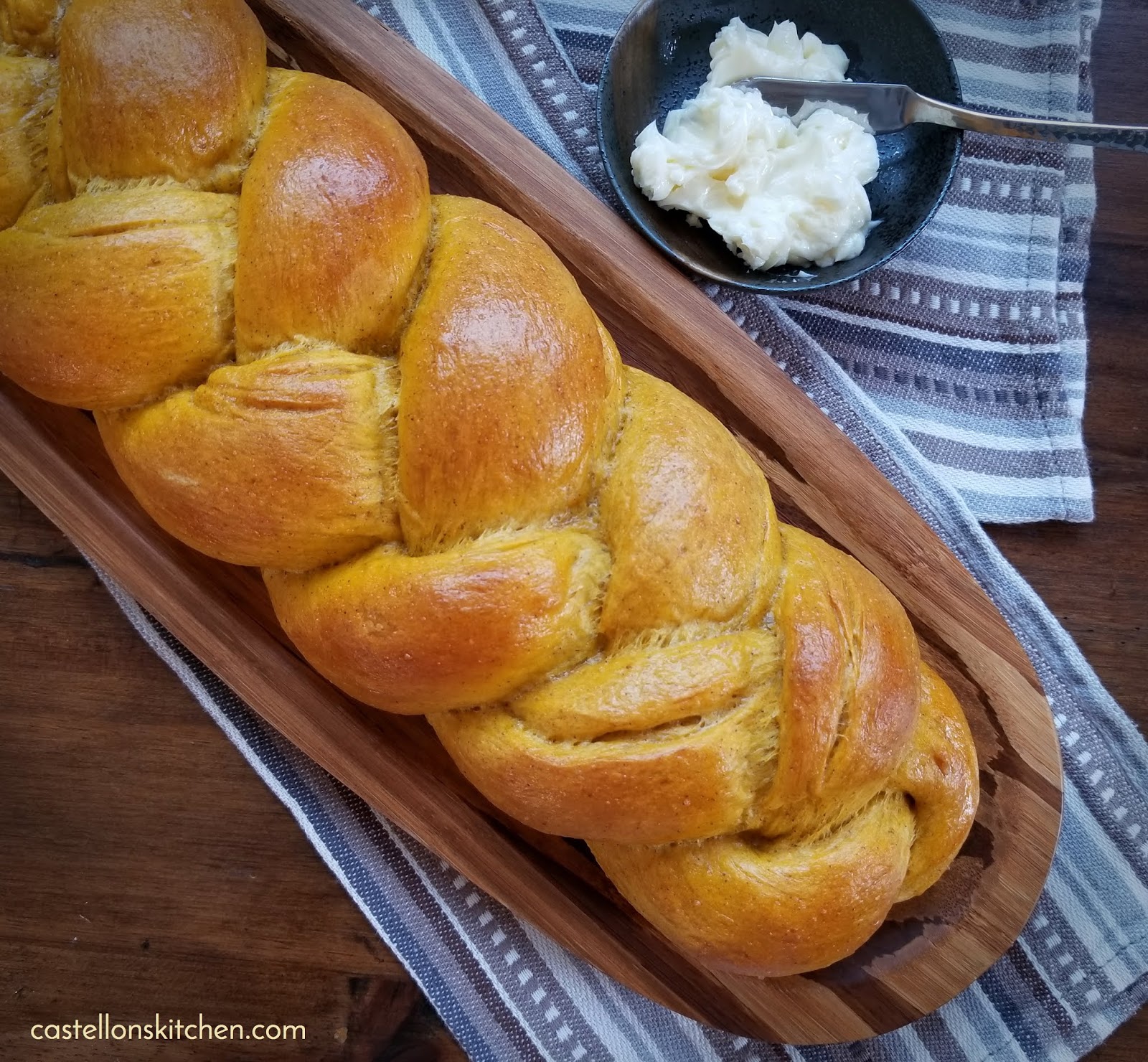 Castellon's Kitchen: Pumpkin Challah Bread