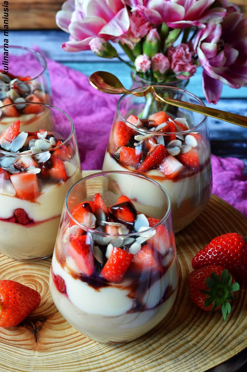 Deser budyniowy z owocami w szklankach