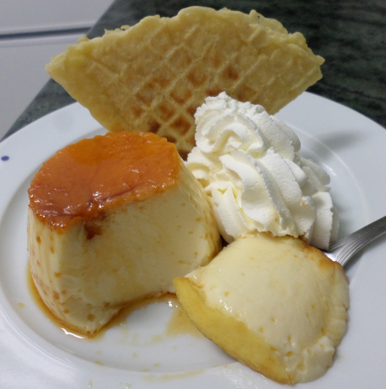 Mi pastelería: Flan con nata y barquillo