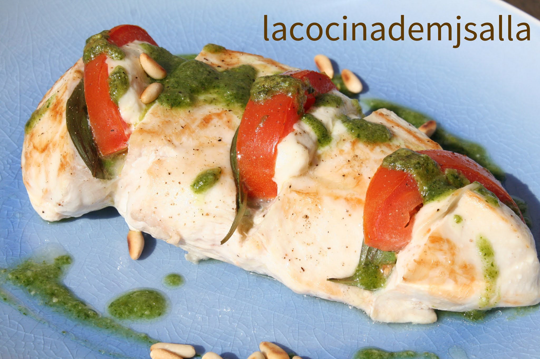 PECHUGA DE POLLO CON MOZZARELLA AL PESTO