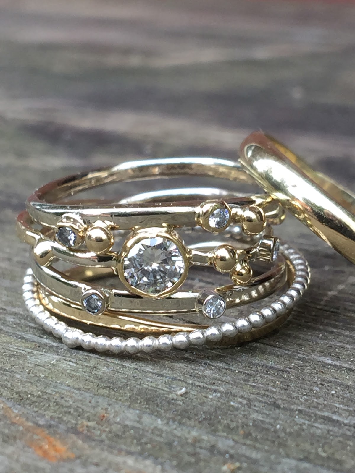 Idylliz, Edelsmid: 250. Wikkelring van oud goud met briljanten.