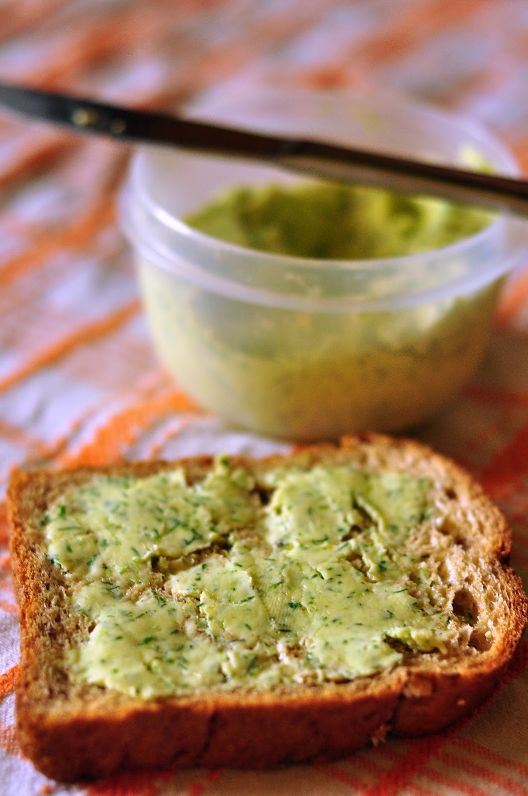 Širšių lizdas: Prieskoninis žalumynų sviestas