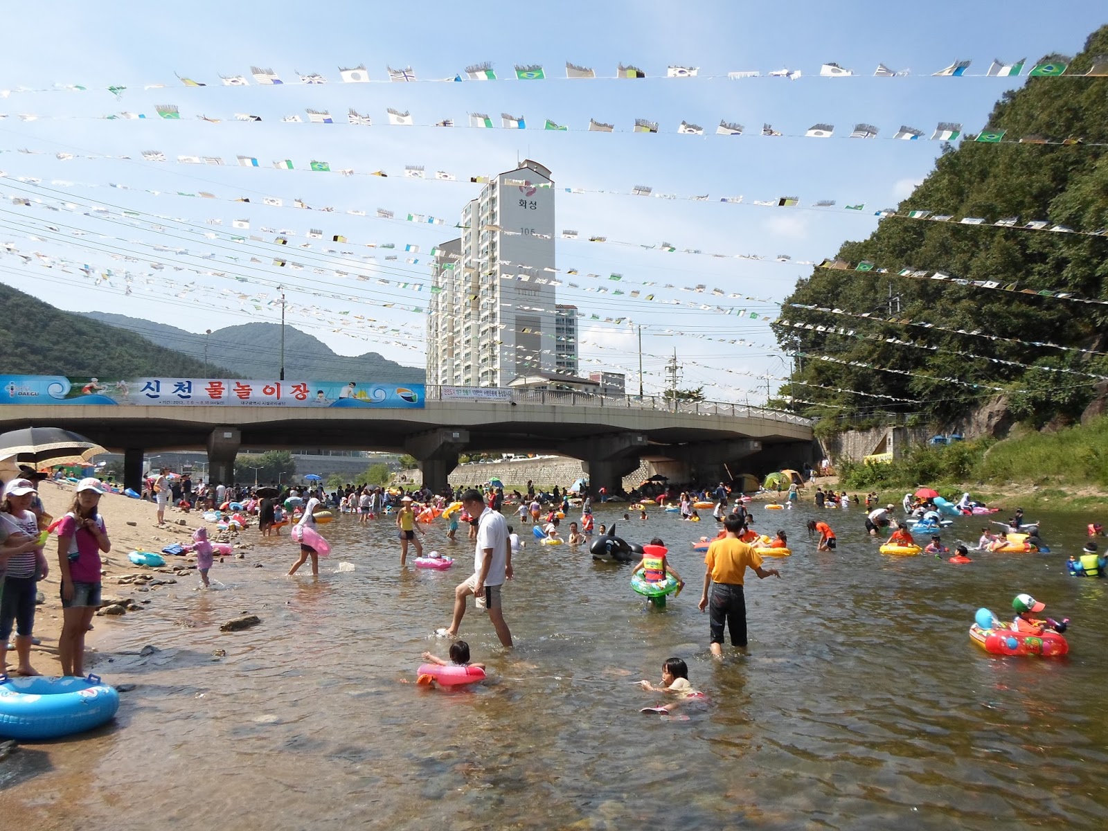 ROKin' Daegu Restaurants: River Fun!