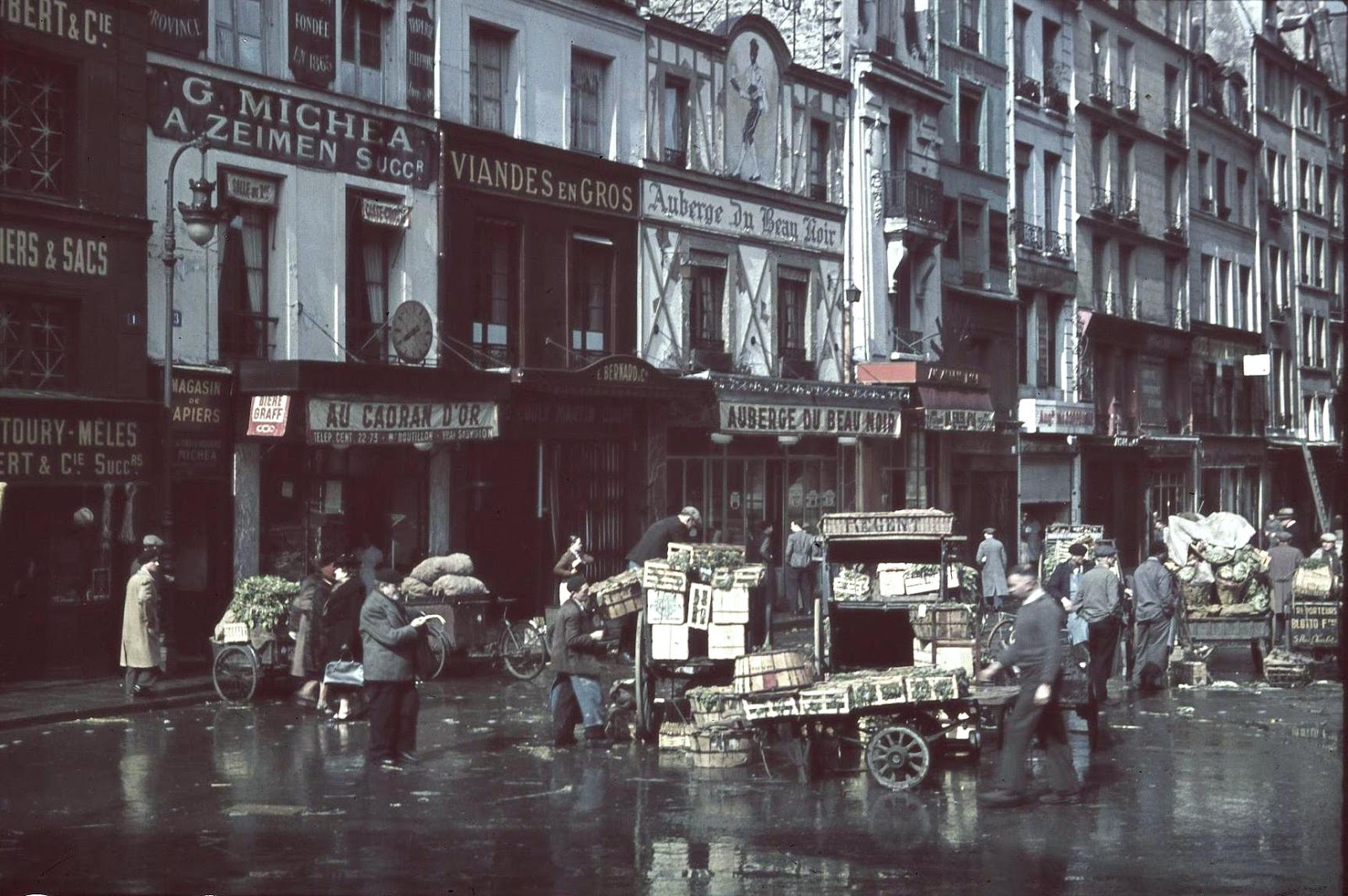 40 Amazing Color Photographs That Capture Street Scenes of Paris Under ...