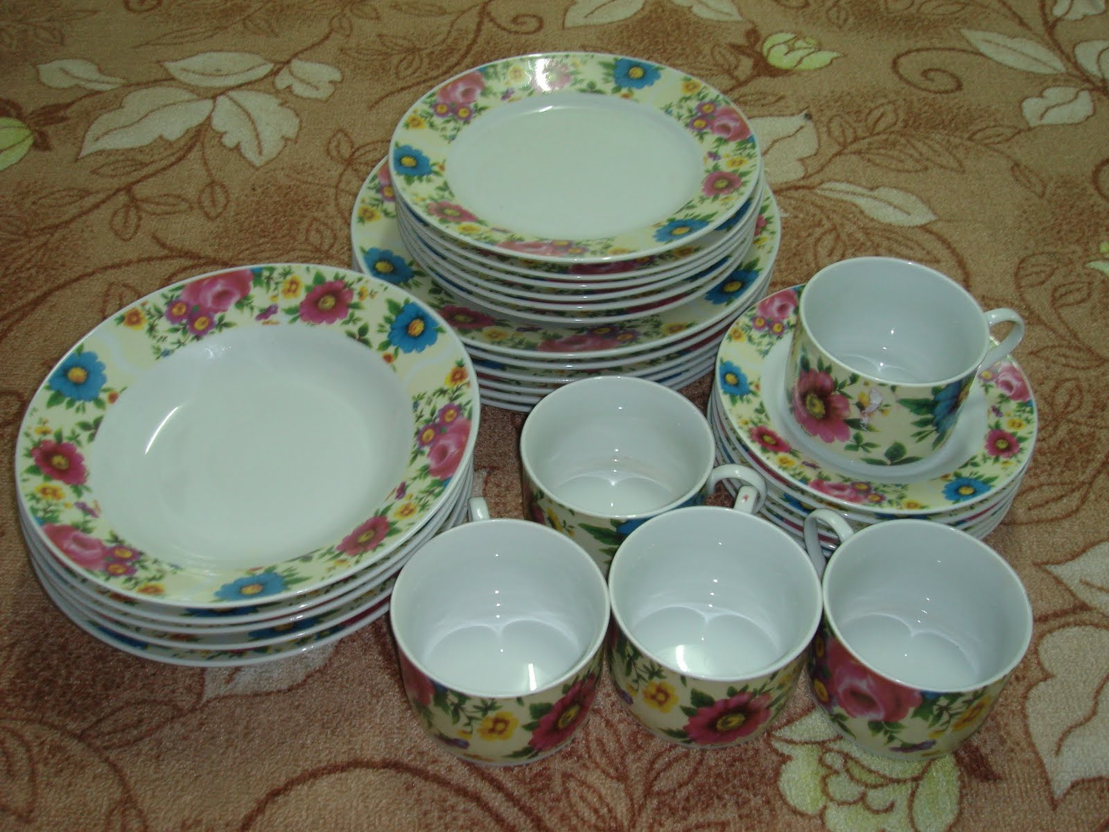 Irbid Yard Sale: Set Pinggan Mangkuk