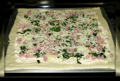 RandomThoughtsfromTN: Cheesy Ham and Spinach "Garbage Bread"