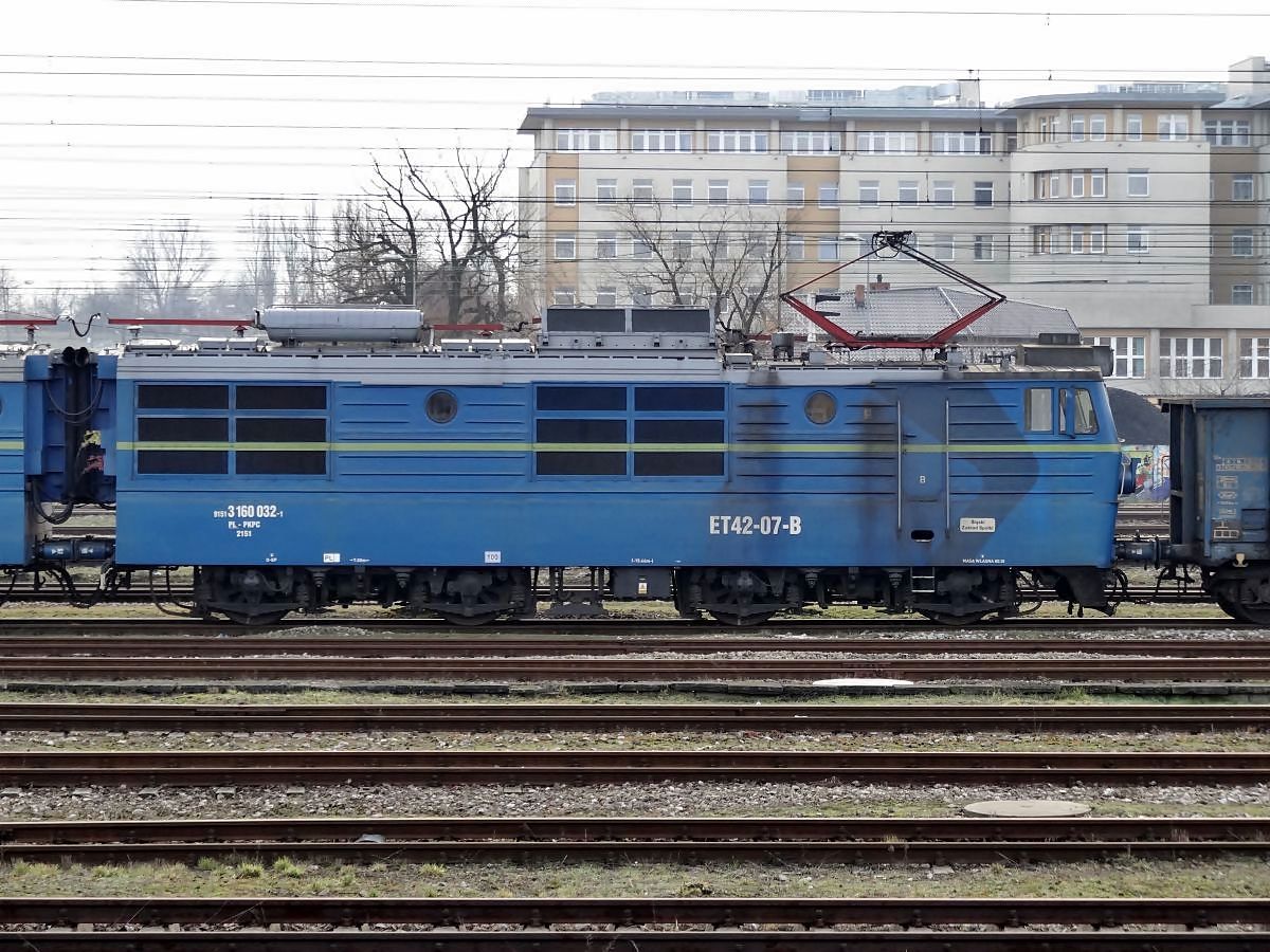 ET42-007 czyli ET42-07 na pustej stacji Kielce Herbskie | Kolejowe Kielce