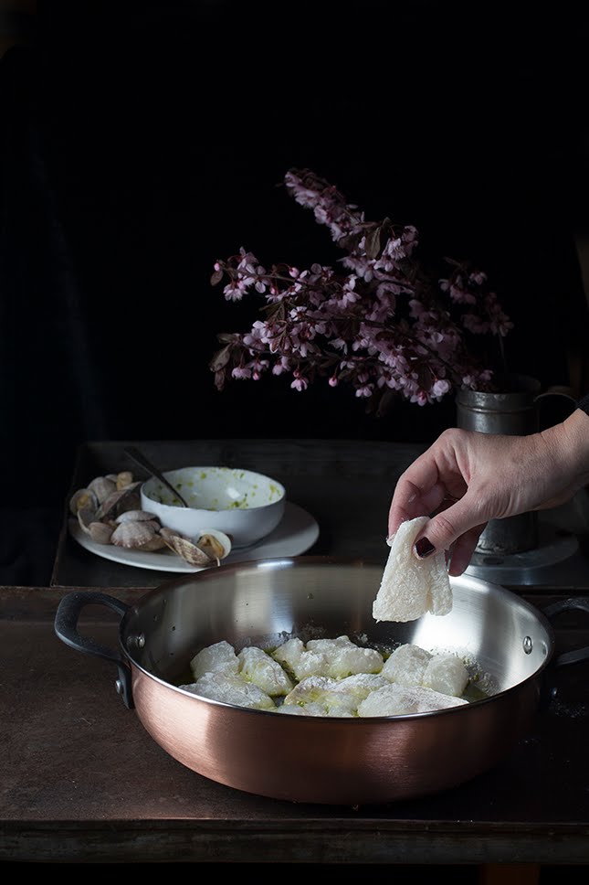 Merluza fresca con almejas muy jugosa. Receta tradicional. - Tobegourmet