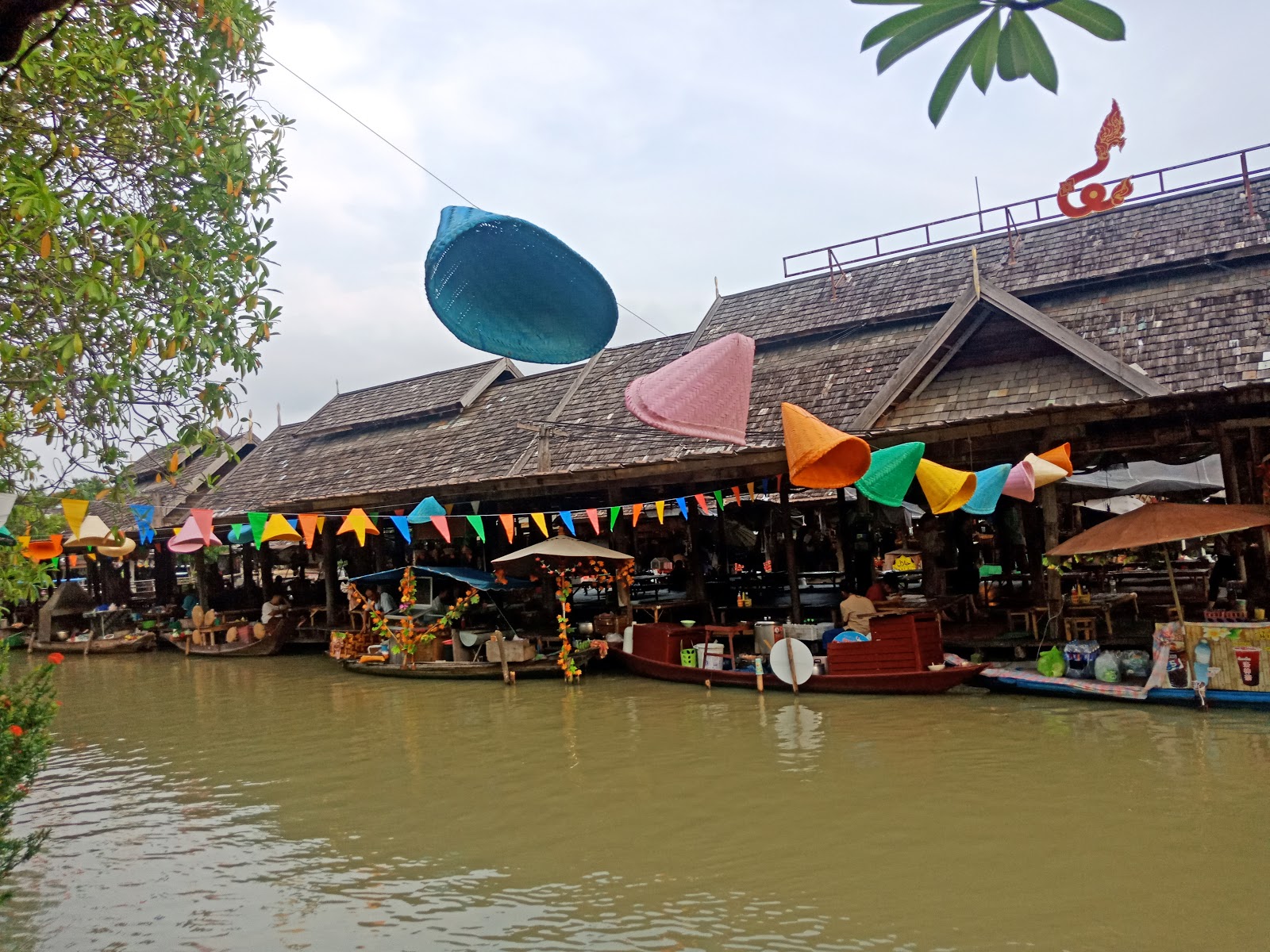 Pattaya Floating Market - ROBILLIAM