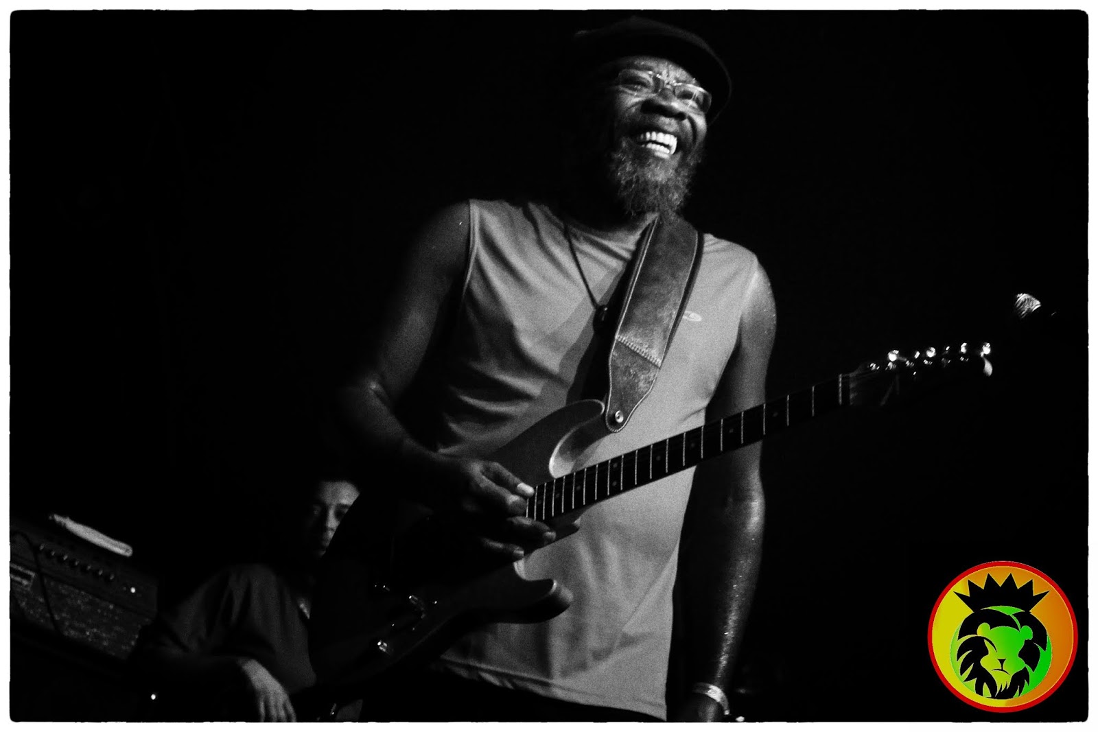 Reggaediscography: CLINTON FEARON - DISCOGRAPHY: (Reggae Singer)