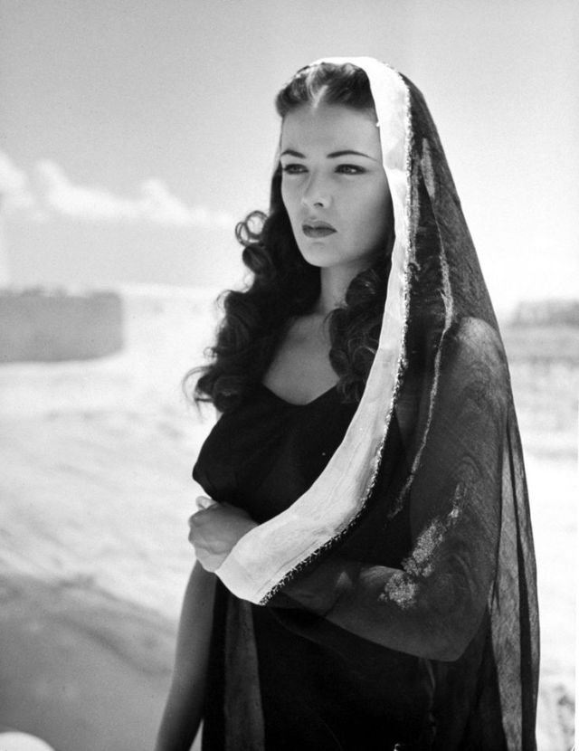 33 Gorgeous Photos of Gene Tierney During Filming “Sundown” in 1941 ...
