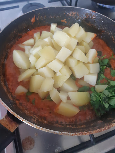 Batata Bhungla / Spiced Garlic Potato with Fryums - Gujarathi Street Food