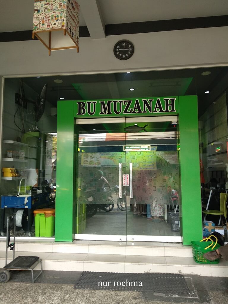 Oleh-Oleh Khas Gresik di Bu Muzanah Store, Bandengnya Juara