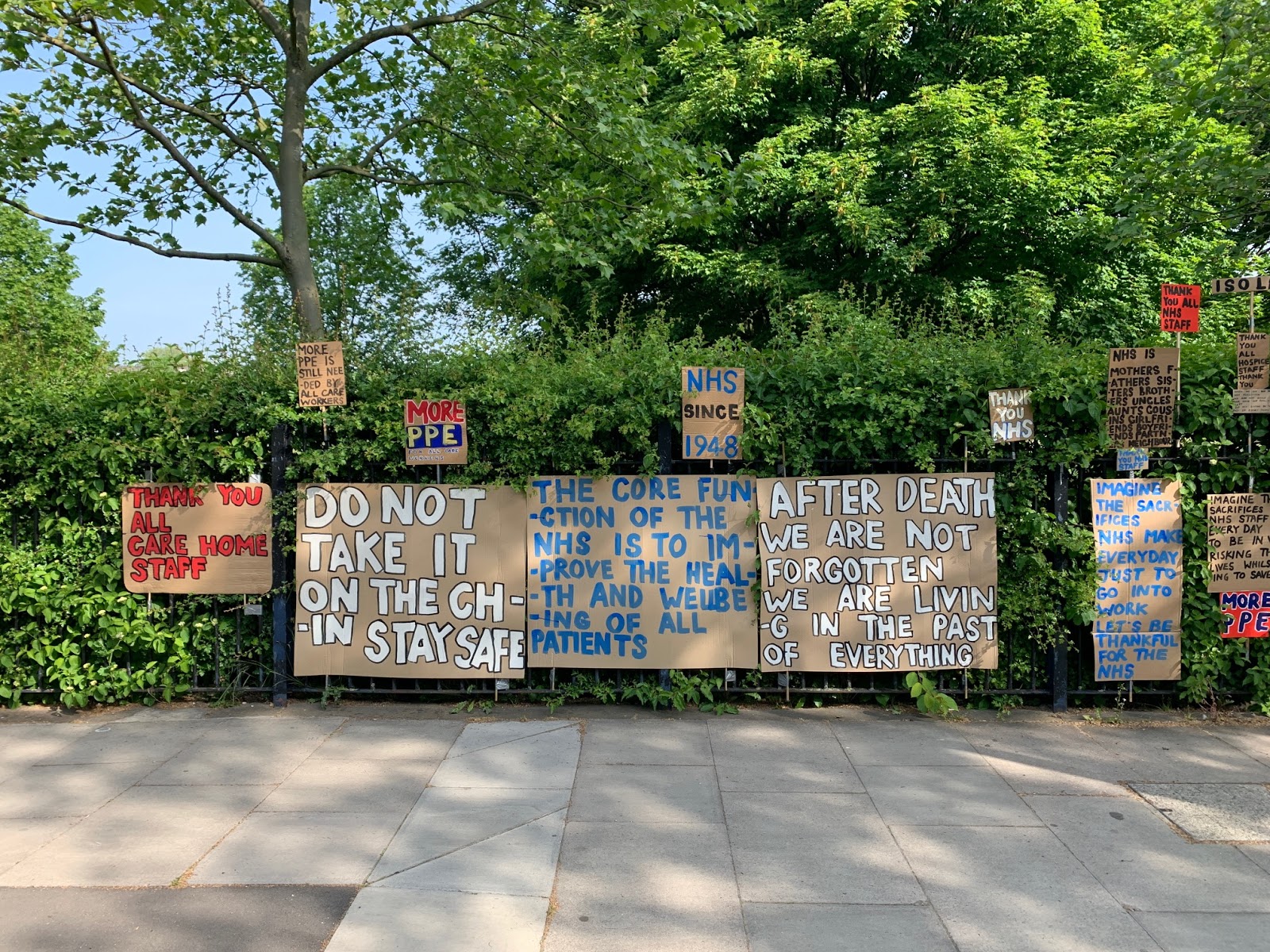 Peter Foolen: Peter Liversidge – Sign Paintings at Mile End Park, London