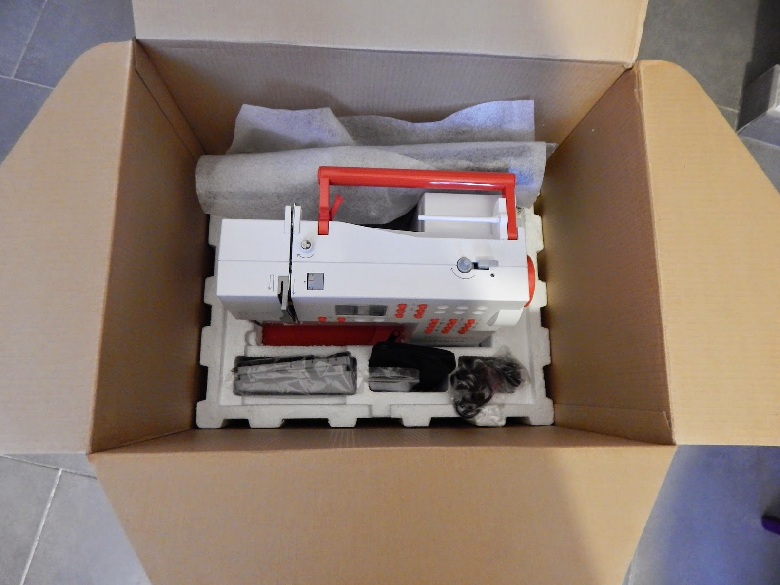 Dans le dressing de mes ptits titis: La Bernina 215 Simply Red : elle à ...