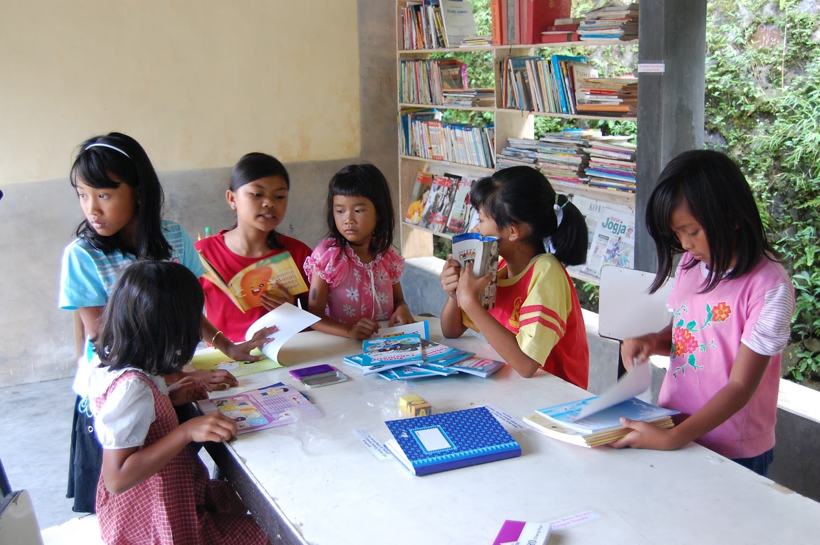 RUMAH BACA KOMUNITAS MERAPI (RBKM): AKTIVITAS MEMBACA DI RBKM