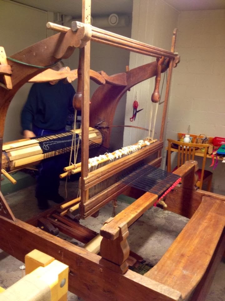 Uusi työväline: kangaspuut. New tool: a horizontal loom