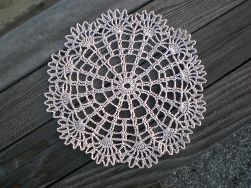 crocheted lace: Cute Doily from Lacy Crochet Blog