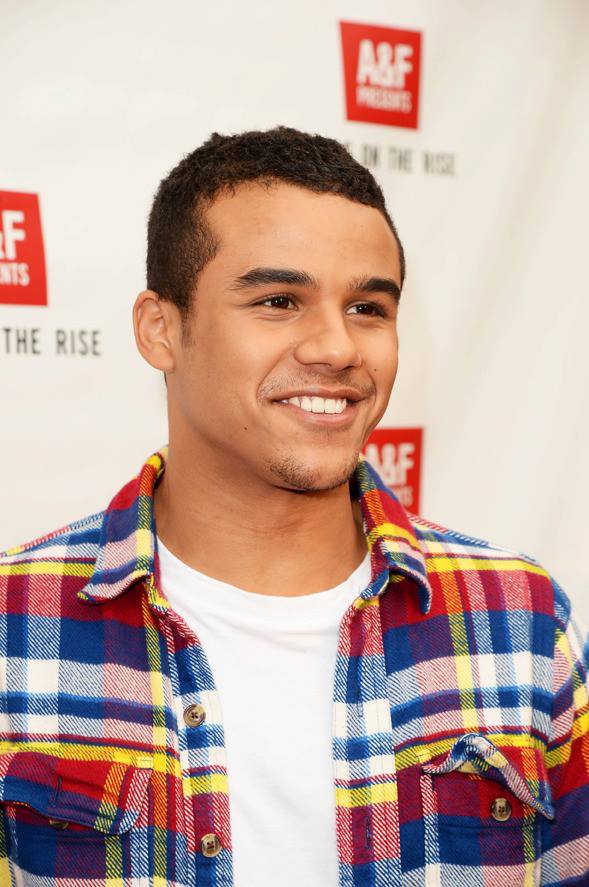 De camiseta preta: Jacob Artist for Abercrombie & Fitch
