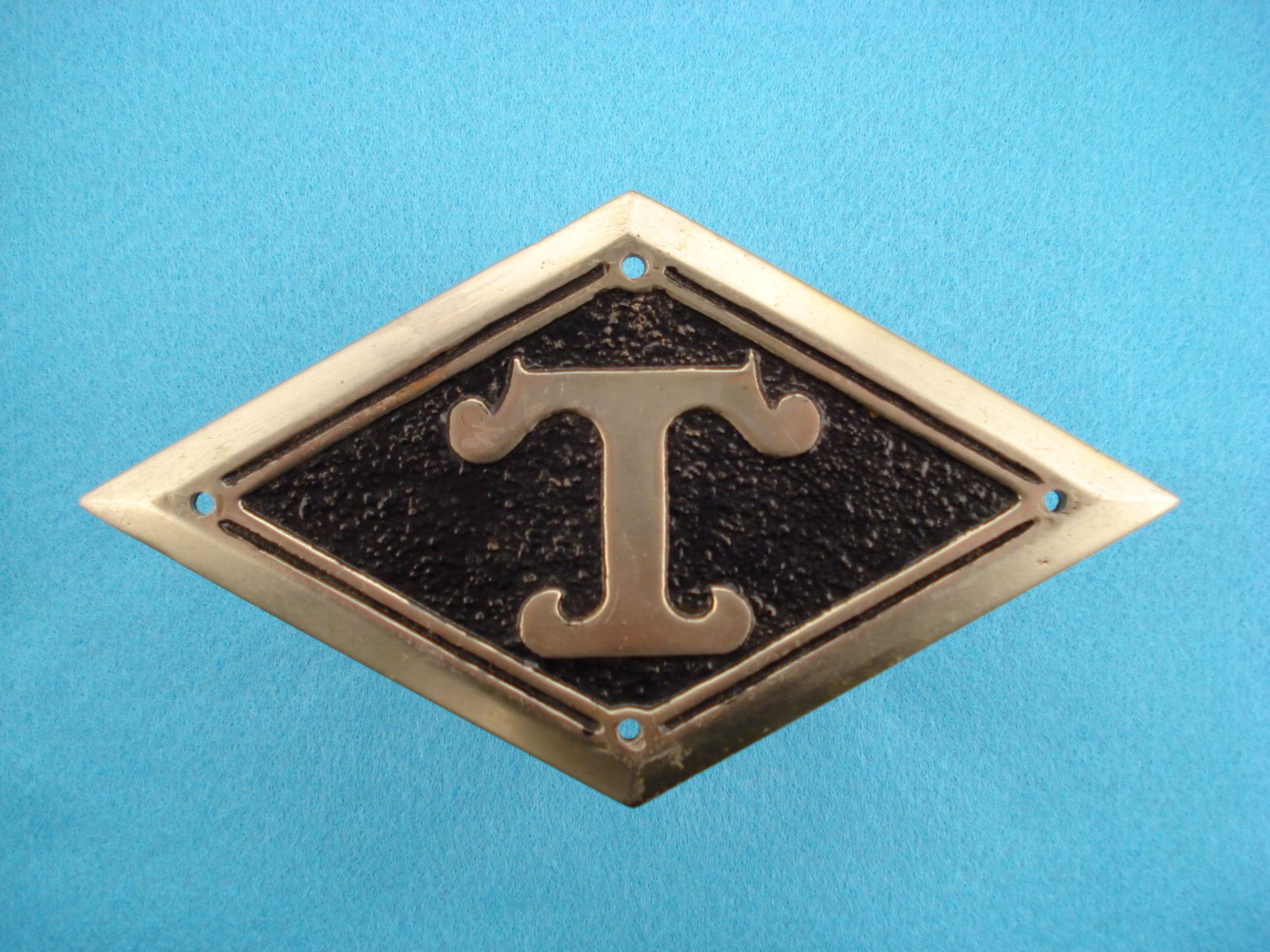 American Auto Emblems: DIAMOND T