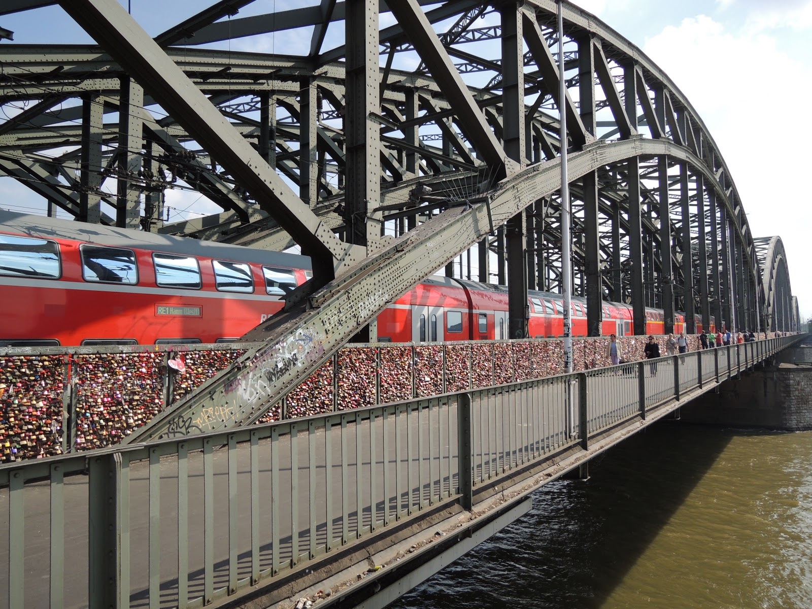 GREAT EATS HAWAII: LOVE LOCK BRIDGE - COLOGNE, GERMANY
