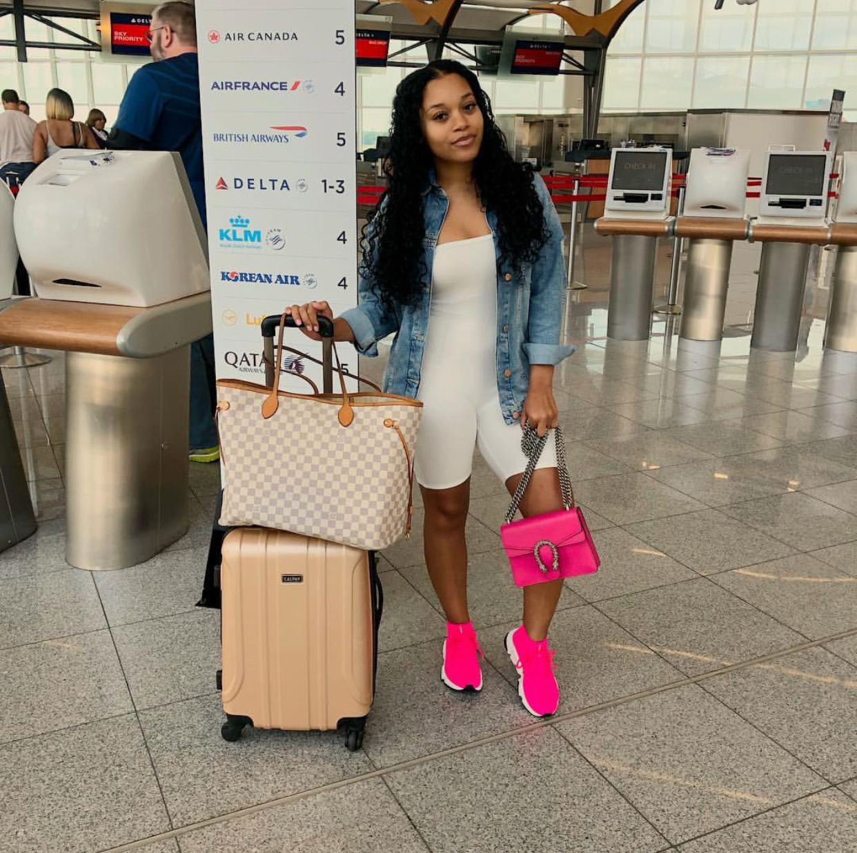 37 Hot Photos of Beautiful Solo Travelers