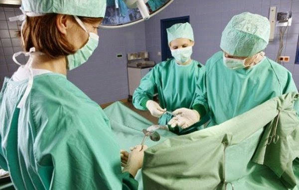 ΣΤΟ ΧΕΙΡΟΥΡΓΕΙΟ ΚΑΙ ΣΕ ΚΡΙΣΙΜΗ ΚΑΤΑΣΤΑΣΗ ΜΑΘΗΤΡΙΑ ΛΥΚΕΙΟΥ. ΕΠΕΣΕ ΑΠΟ ΤΟ ...