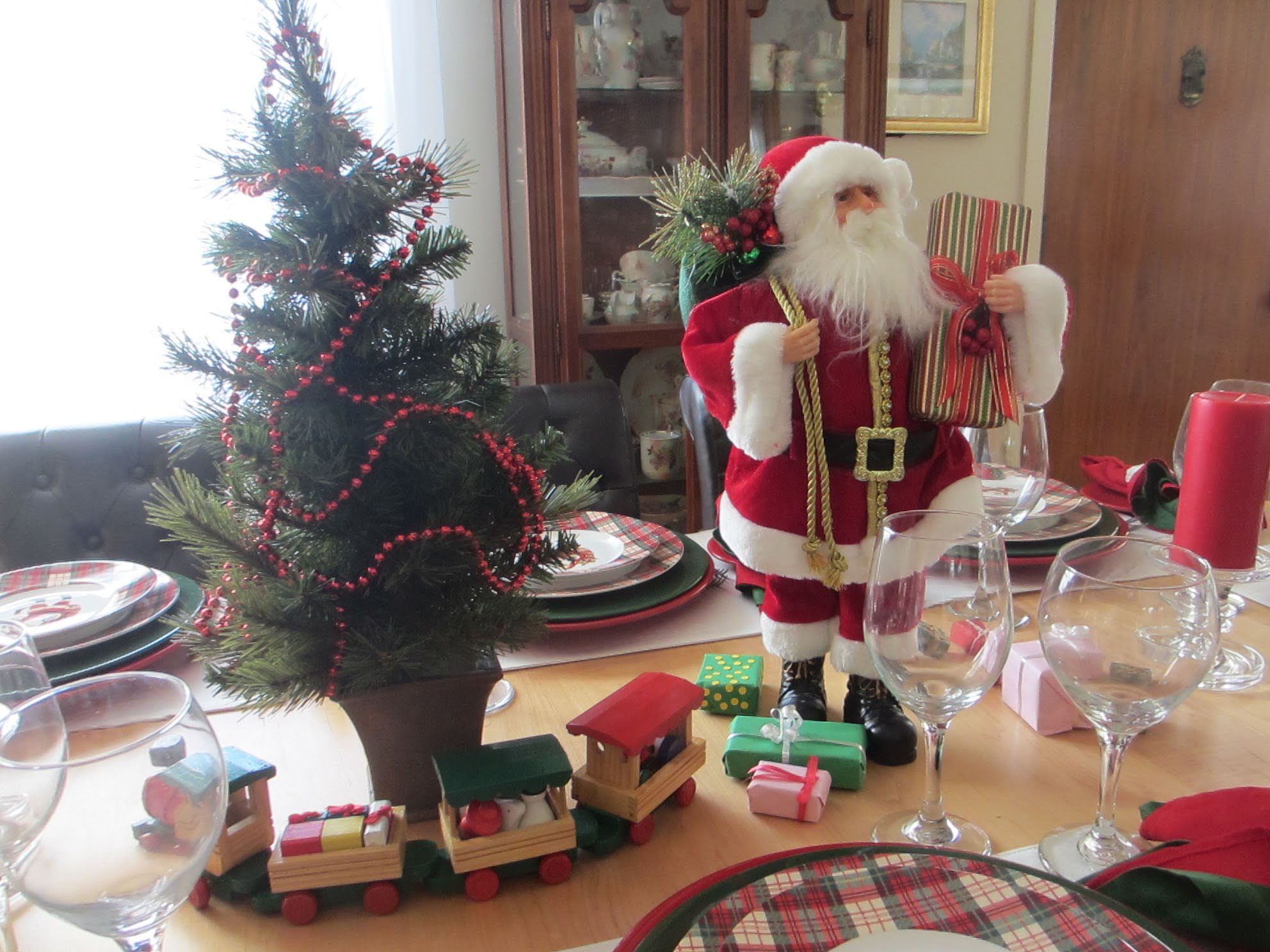 The Welcomed Guest: Dreaming of a Family Christmas Tablescape