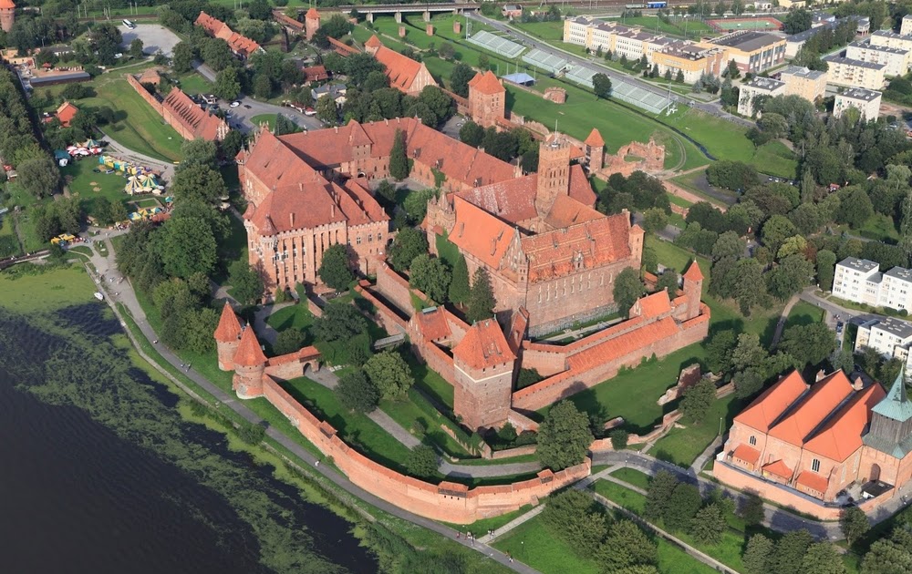 Malbork Castle, Starościńska, Poland (with Map & Photos)