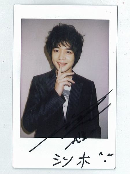 MYJinki™.: 110512 SHINee - Autographed gift photos for ELLE Magazine ...