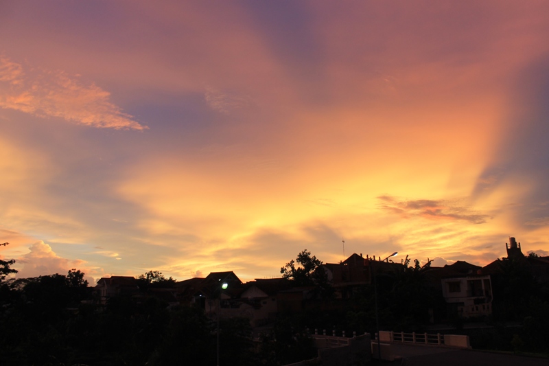 Foto-Foto: Fenomena Unik di Langit Sore | Blue Flash