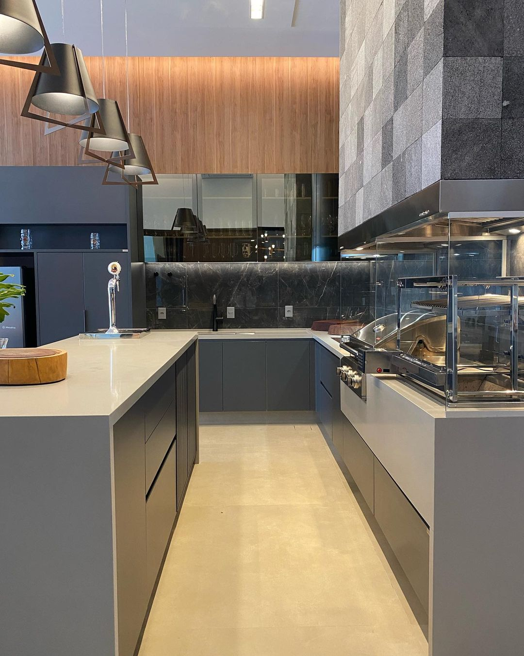 Espaço gourmet contemporâneo cinza e amadeirado com churrasqueira de ... Espaço gourmet contemporâneo cinza e amadeirado com churrasqueira de ...