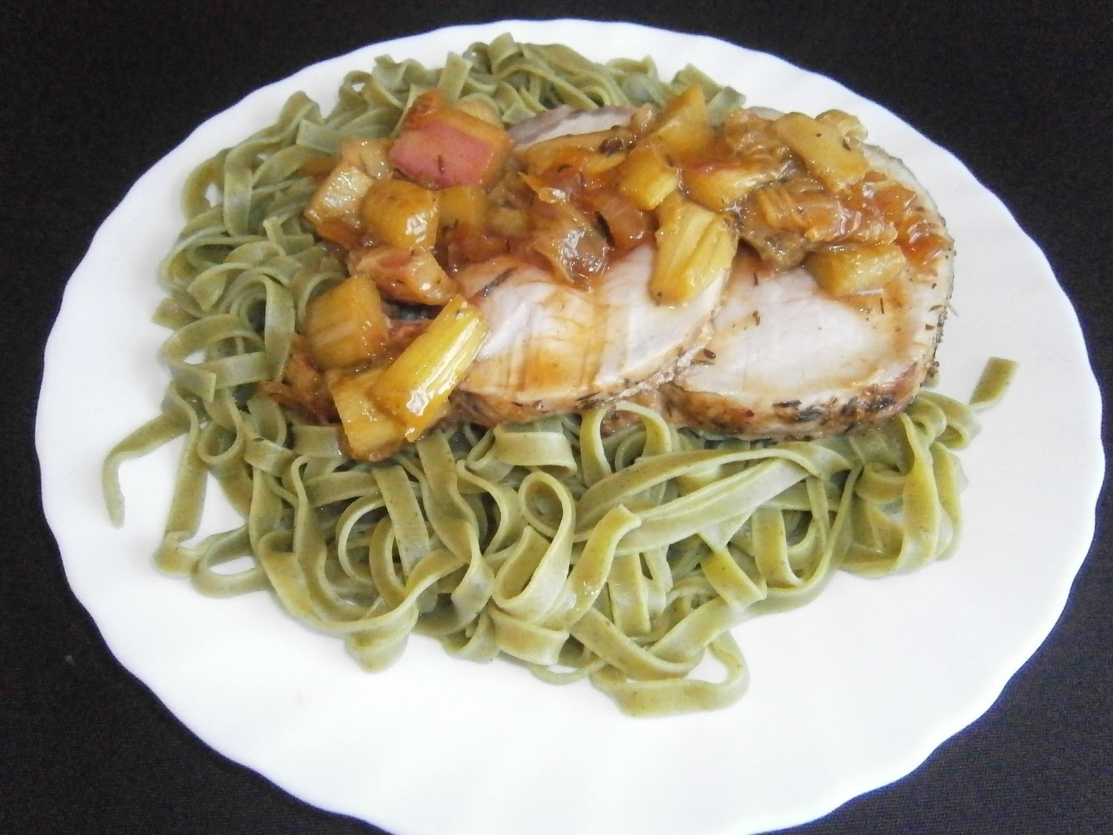 Délices d'une novice: Rôti de porc au miel, au thym et à la rhubarbe