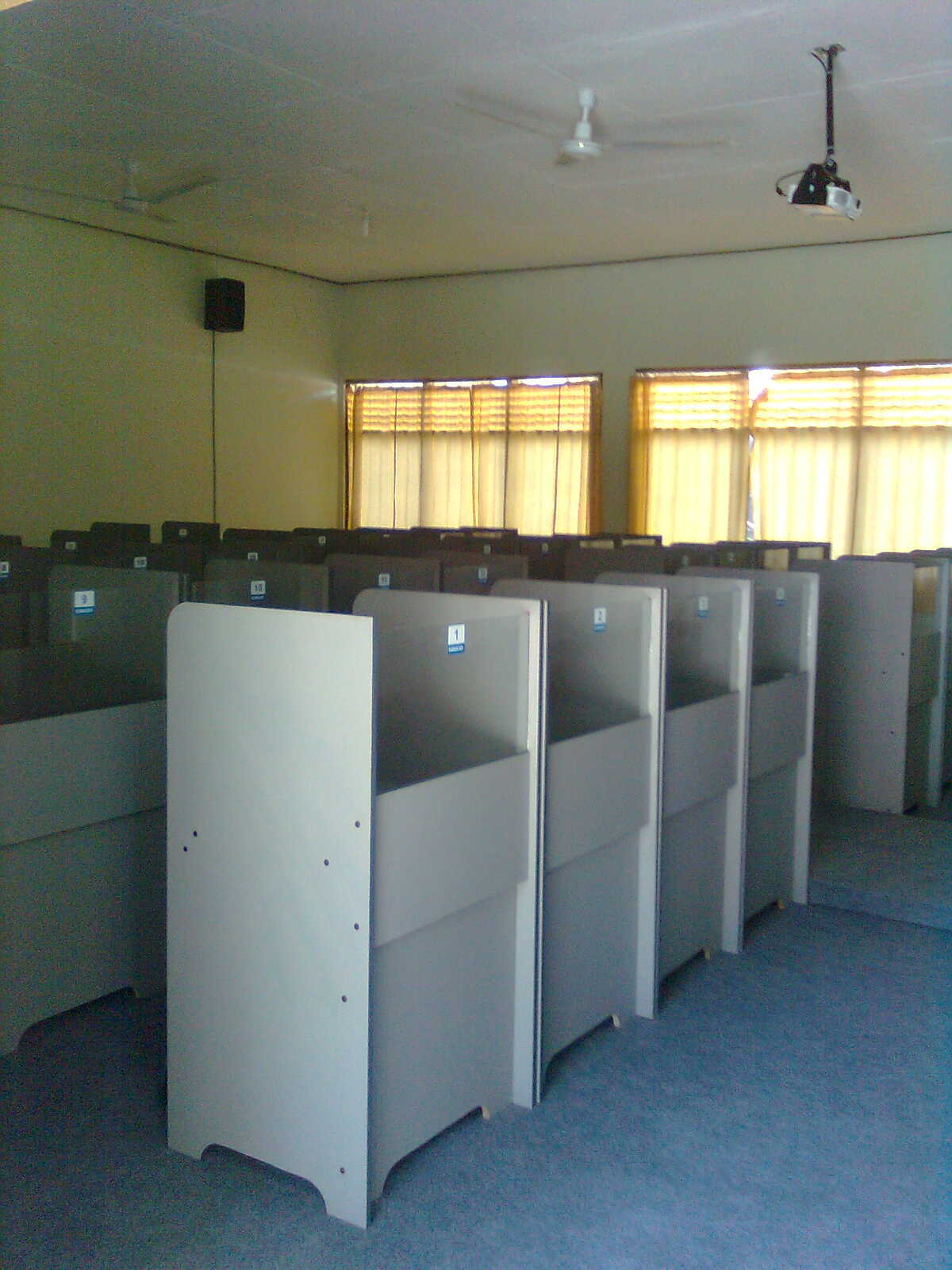 LABORATORIUM BAHASA EDUCIO MADIUN: Pemasangan di SMAN 4 Madiun