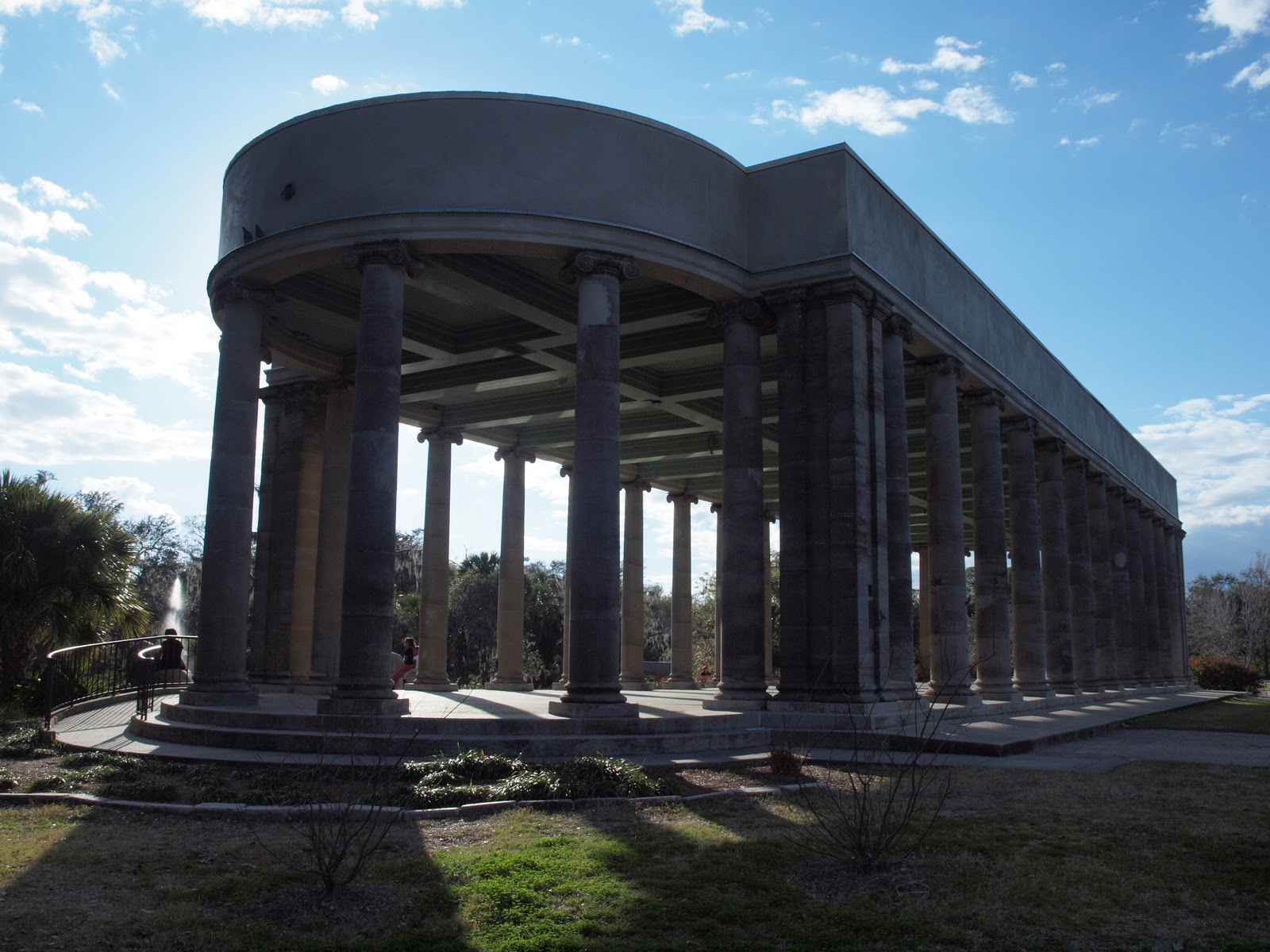 angels and people, life in New Orleans: the Peristyle