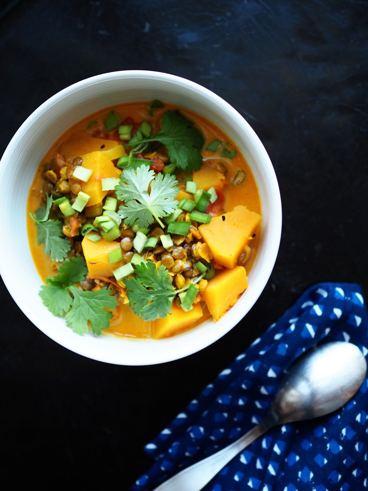 DILLIÄ JA PIPARJUURTA: Lämmittävä kookoksinen linssi-kurpitsacurry (GF, V)