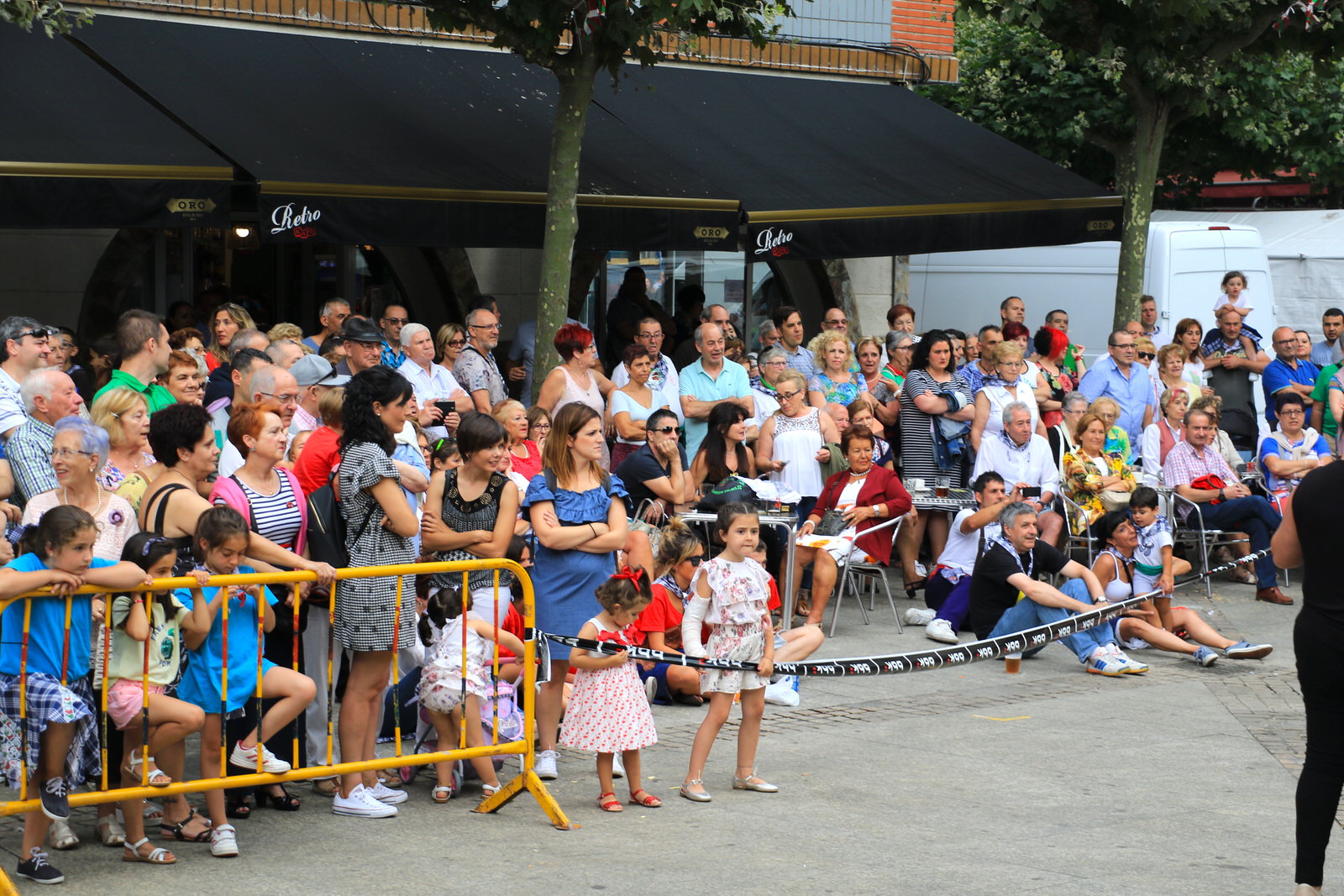 Cientos de personas disfrutan de bailes caribeños y sardinas en fiestas ...