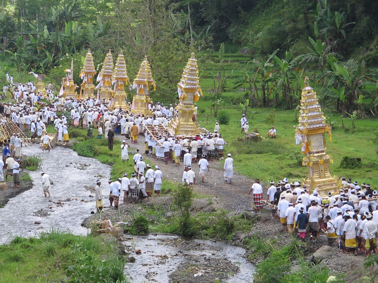 PARADISE IN BALI: Ngaben dan Ngeroras Masal Di Muncan
