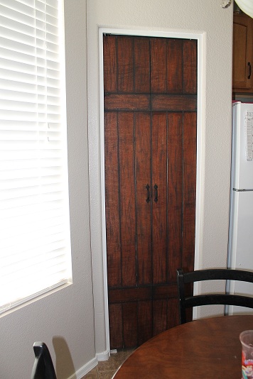 SIMPSONIZED CRAFTS: Turning Bi-Fold Doors into Faux Barn Door {Tutorial}