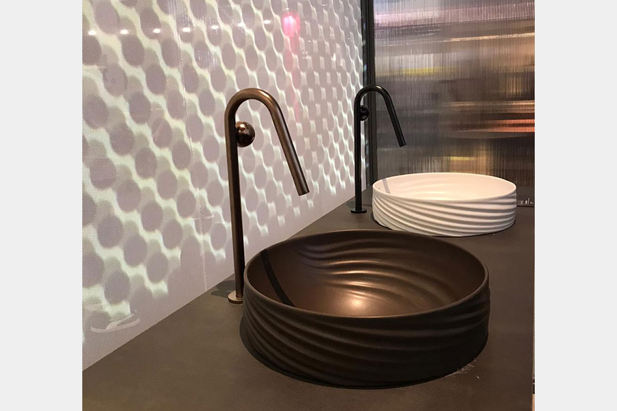 Textura e tatuagem em louças e metais da Deca