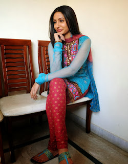 Anita Galler Candid Photoshoot HQ Pics At 'Maro Charitra' Telugu Movie ...