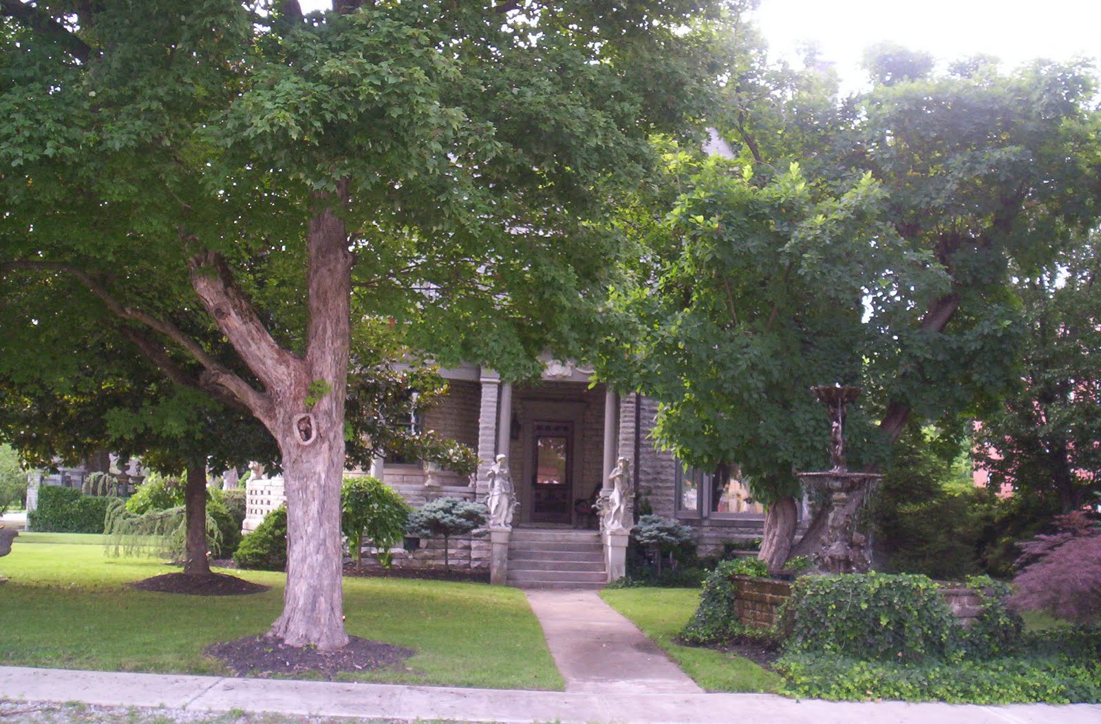 TODD-COUNTY-KENTUCKY-PICTURES-AMERICA: GUTHRIE-KENTUCKY CASTLE